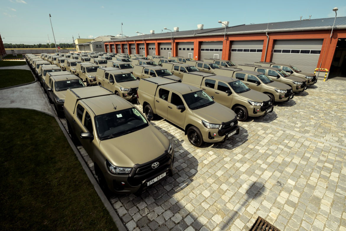 Armáda přebrala 60 nových vozů Toyota Hilux