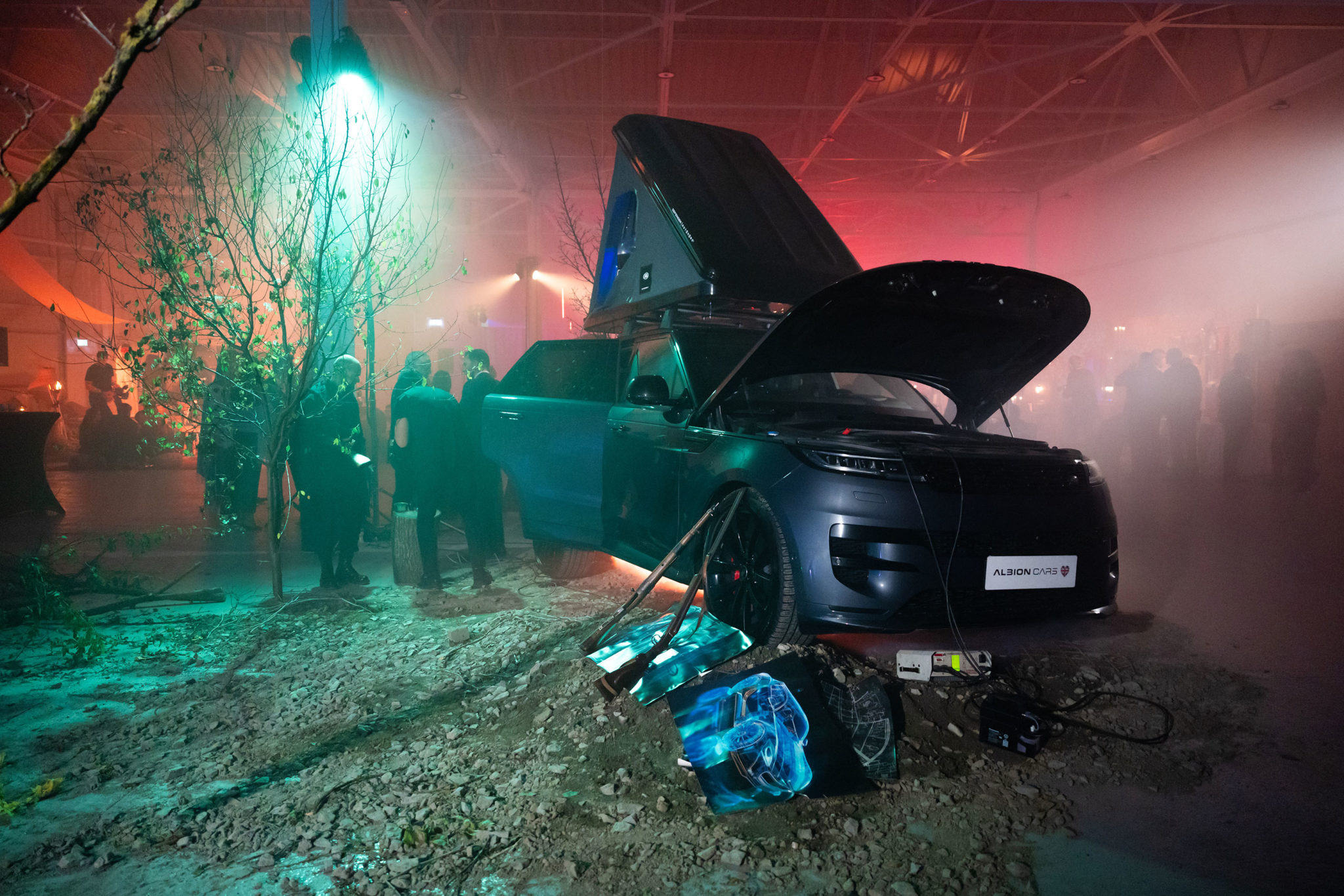 V Albion Cars ukázali, jak má vypadat slavnostní otevření nového autosalonu